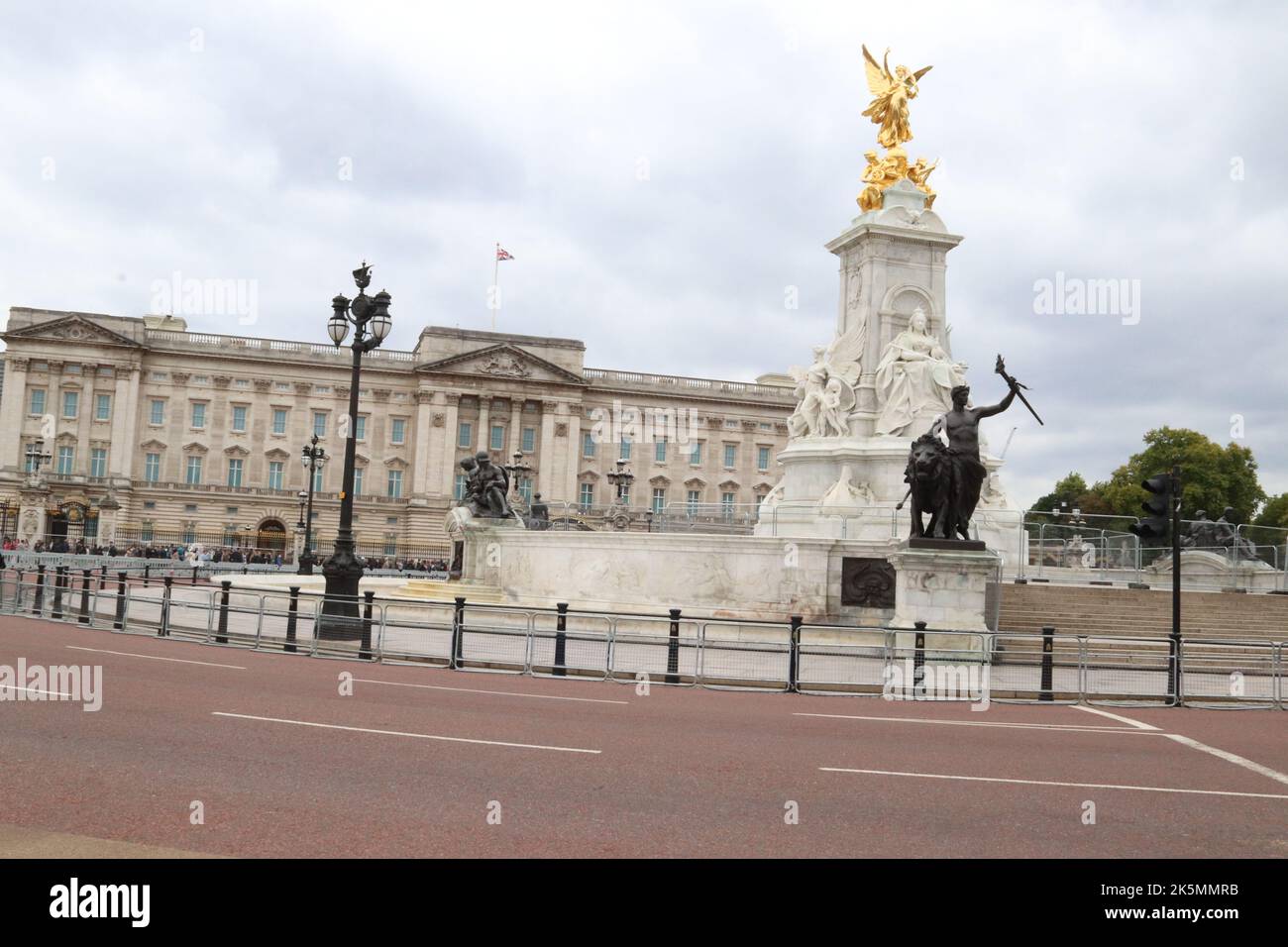 Charles at buckingham palace gates hi-res stock photography and images ...