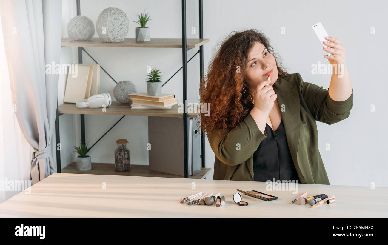 The beauty expert hi-res stock photography and images - Alamy