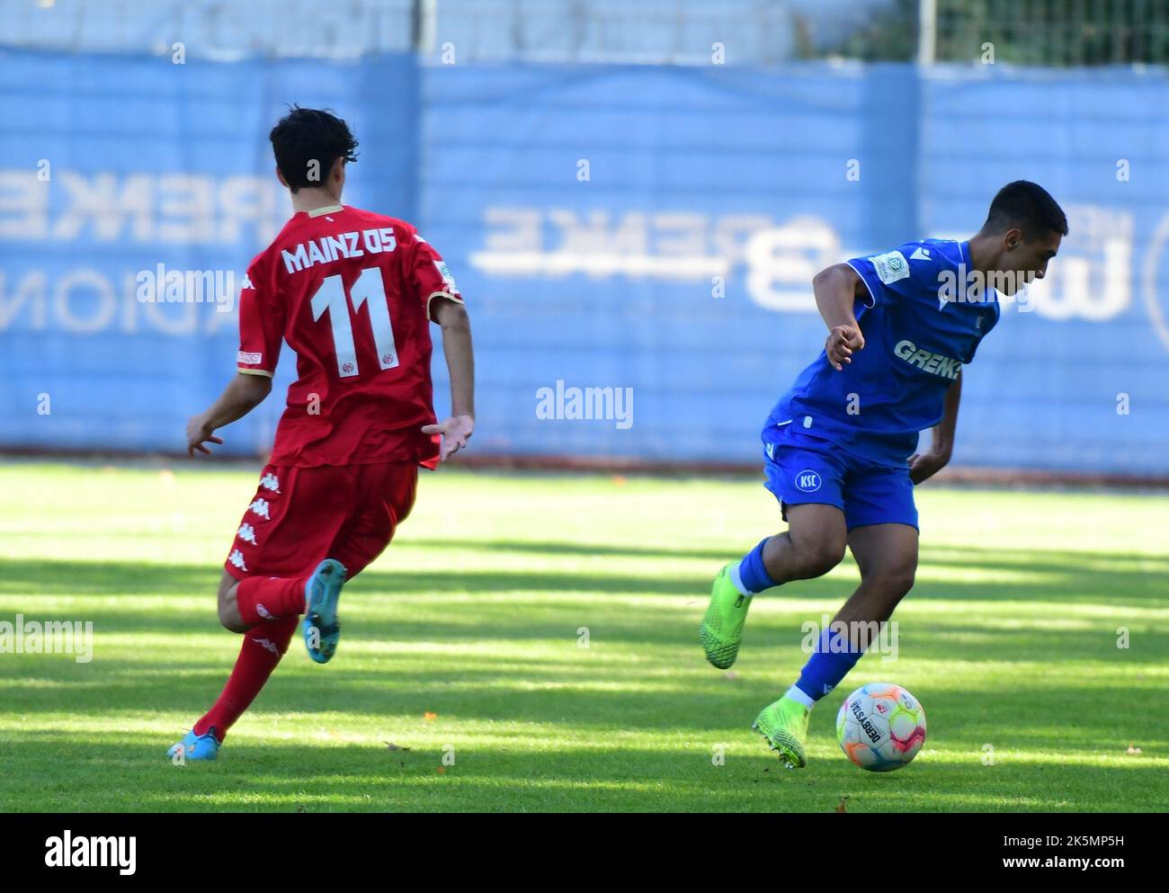 KSC and Mainz 05 match ends 0:0 in U17-Bundesliga Stock Photo - Alamy