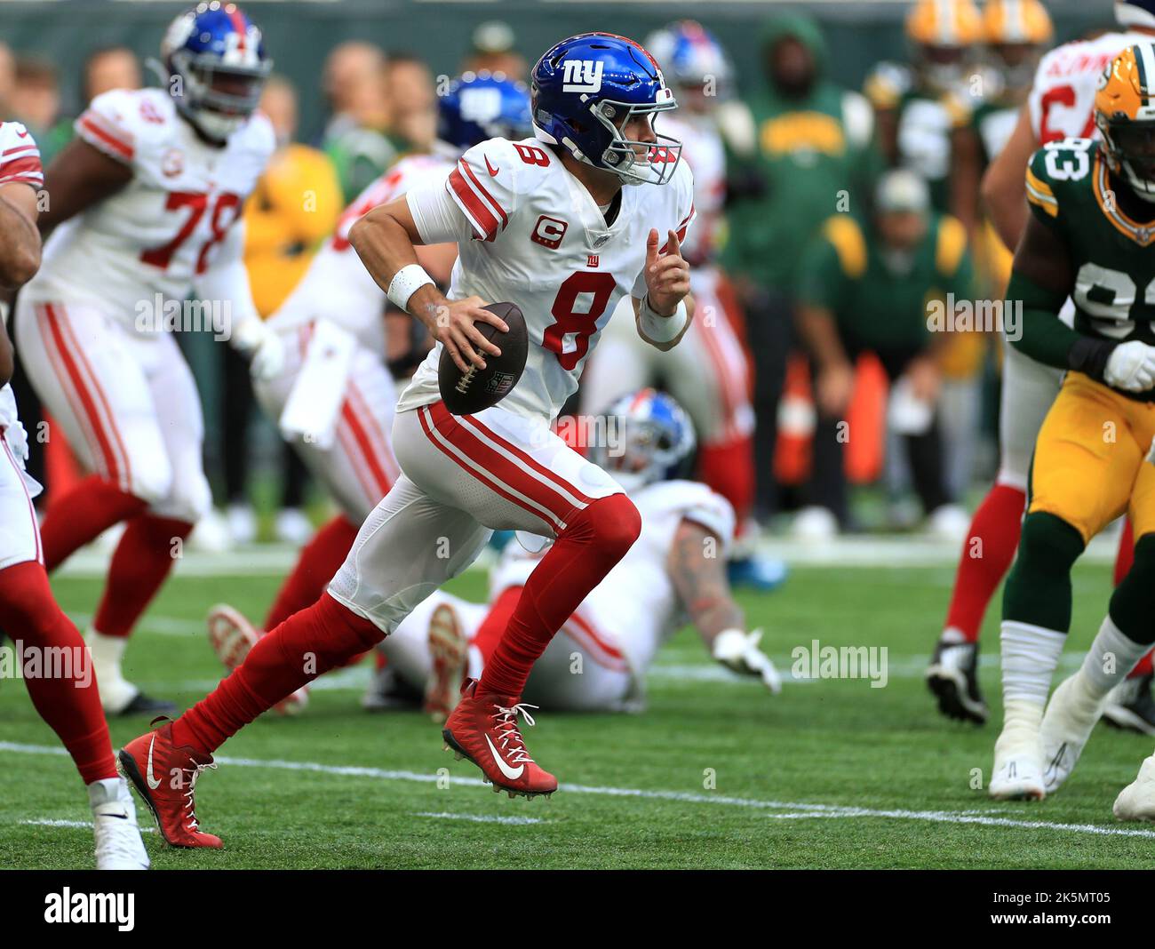 New York Giants Daniel Jones carries the ball during the NFL ...