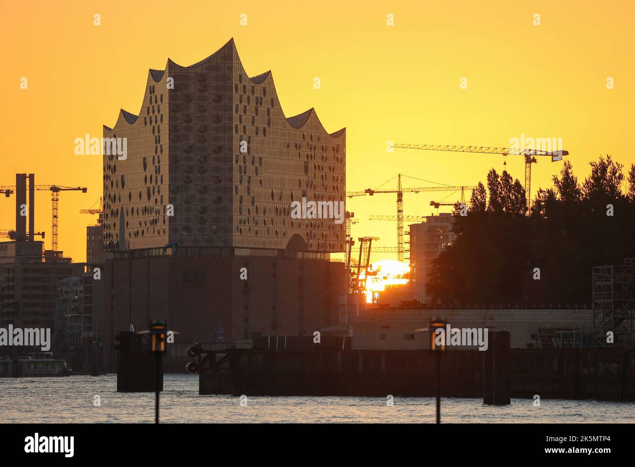 07 October 2022, Hamburg: The sun rises atmospherically between ...