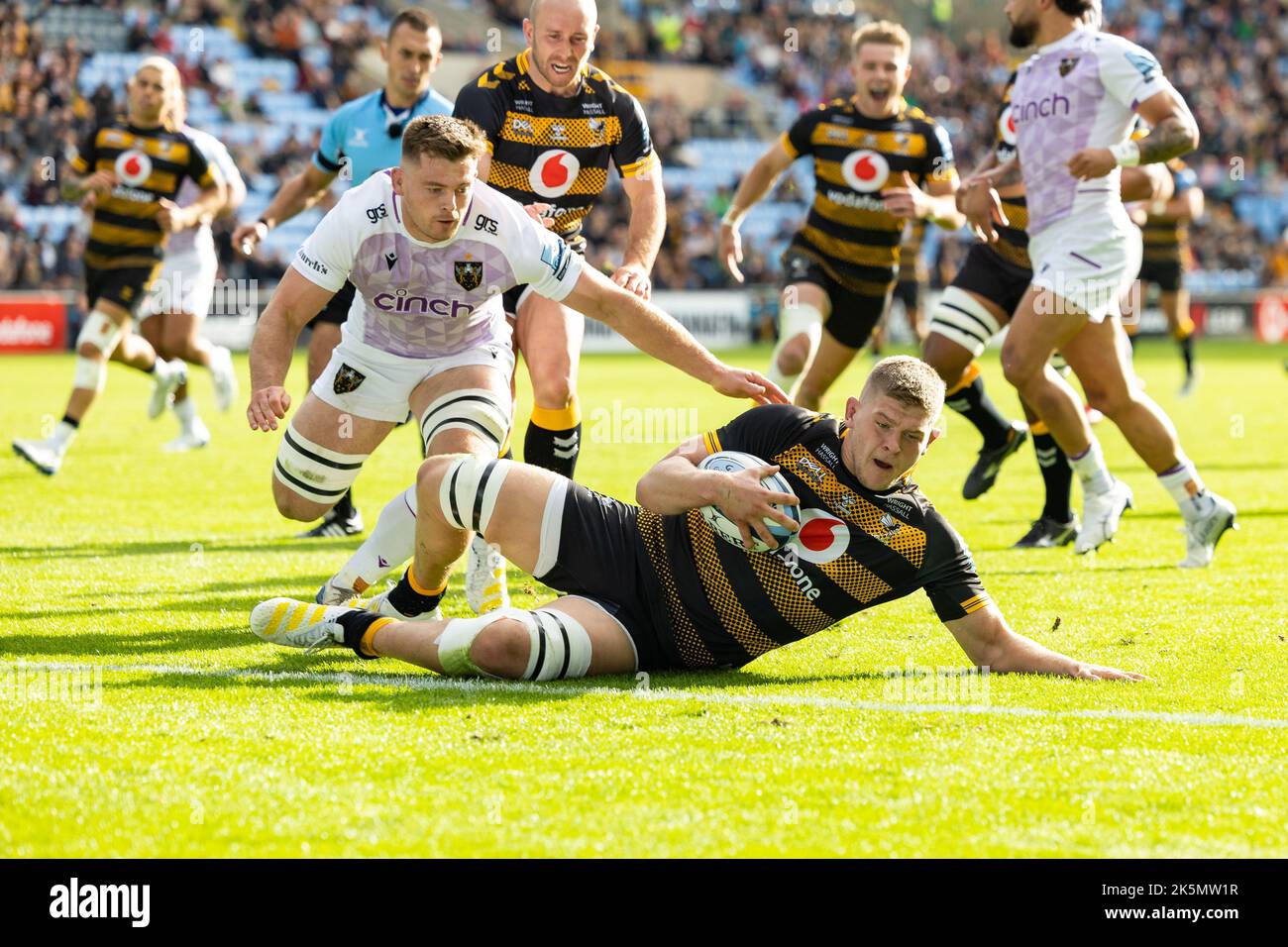 Jack Willis of Wasps Rugby scores a try during the Gallagher ...