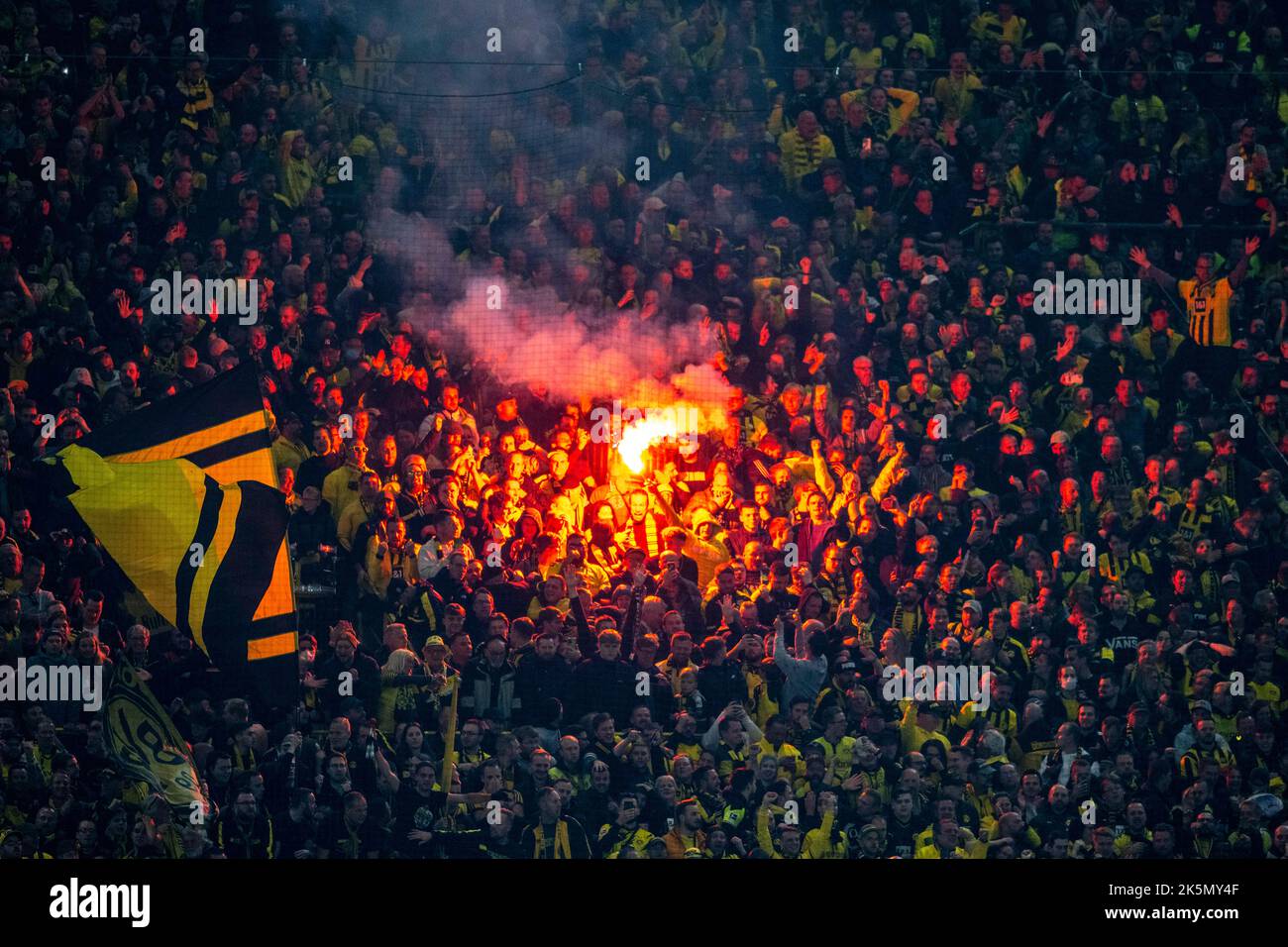 Signal pyrotechnics hi-res stock photography and images - Alamy