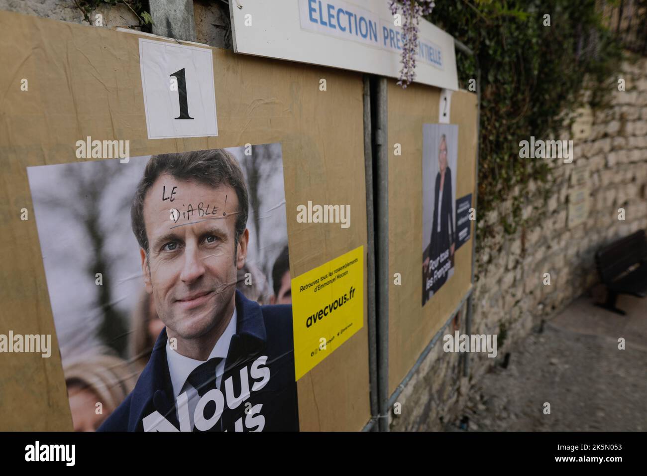 France 2022 election posters hi-res stock photography and images - Alamy