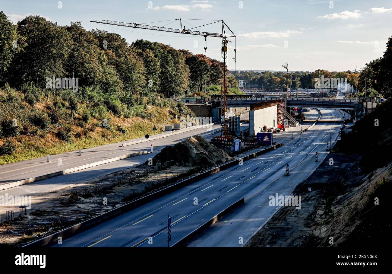 Hamburg, Germany. 09th Oct, 2022. Technicians work on the fully closed ...