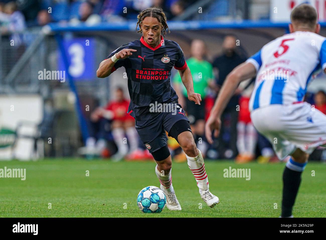 HEERENVEEN, NETHERLANDS - OCTOBER 9: Xavi Simons of PSV Eindhoven ...
