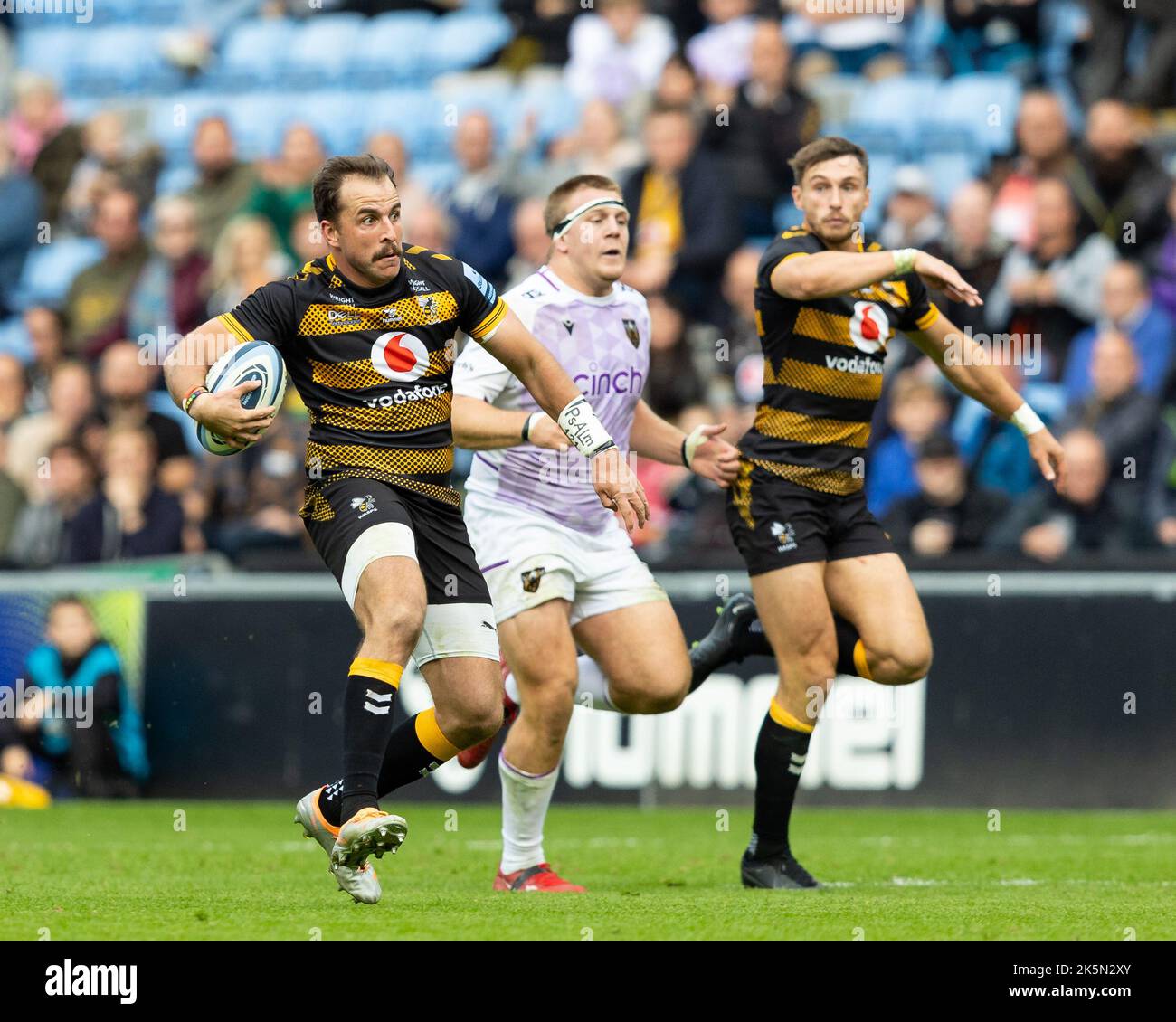 Burger Odendaal of Wasps Rugby makes a break during the Gallagher ...