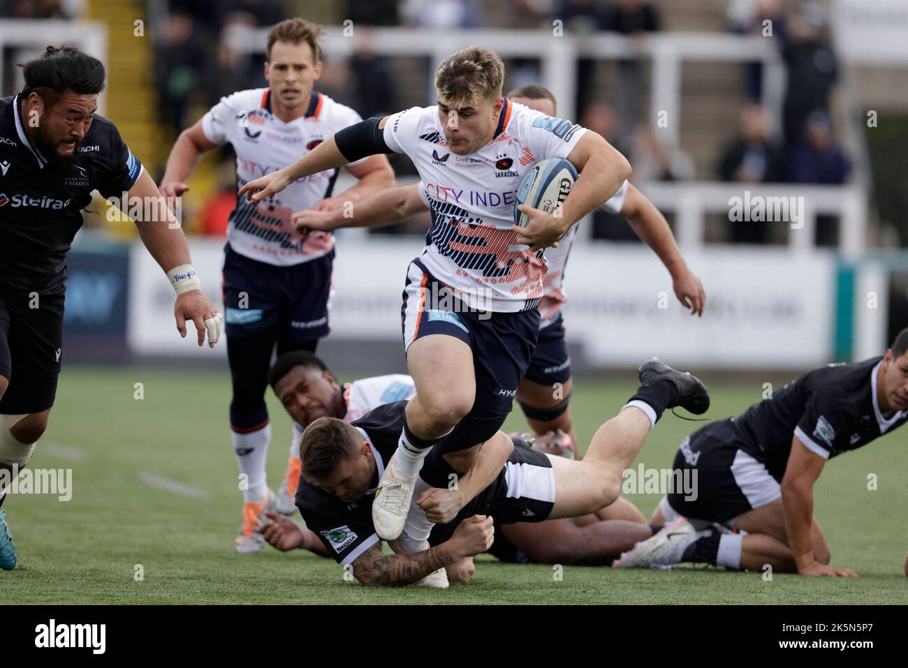 Saracens Theo Dan in action during the Gallagher Premiership match at ...