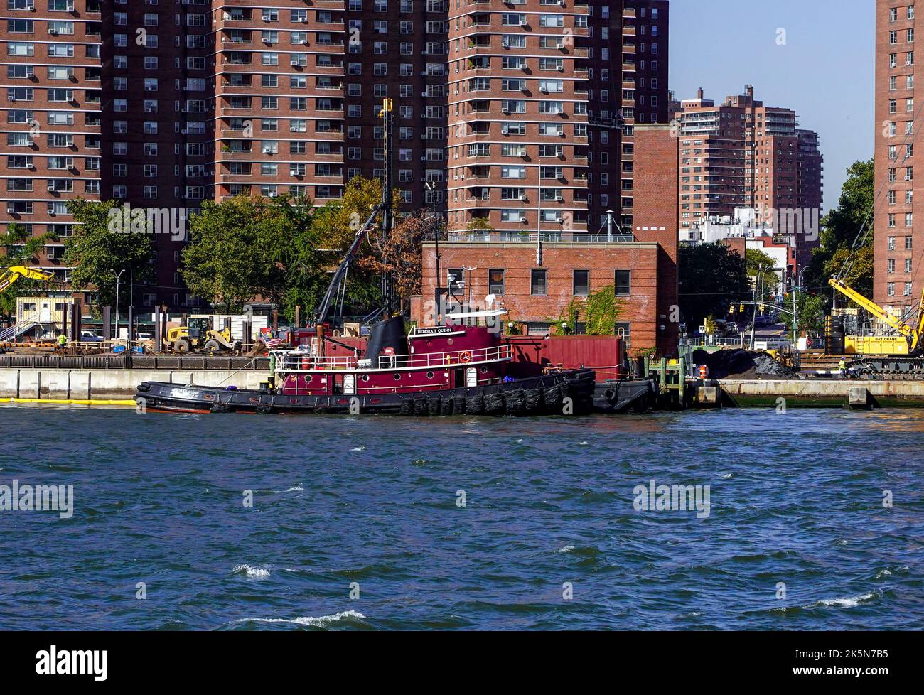 New York, USA. 10/0702022 New York City, NY Tug boat on the East River ...