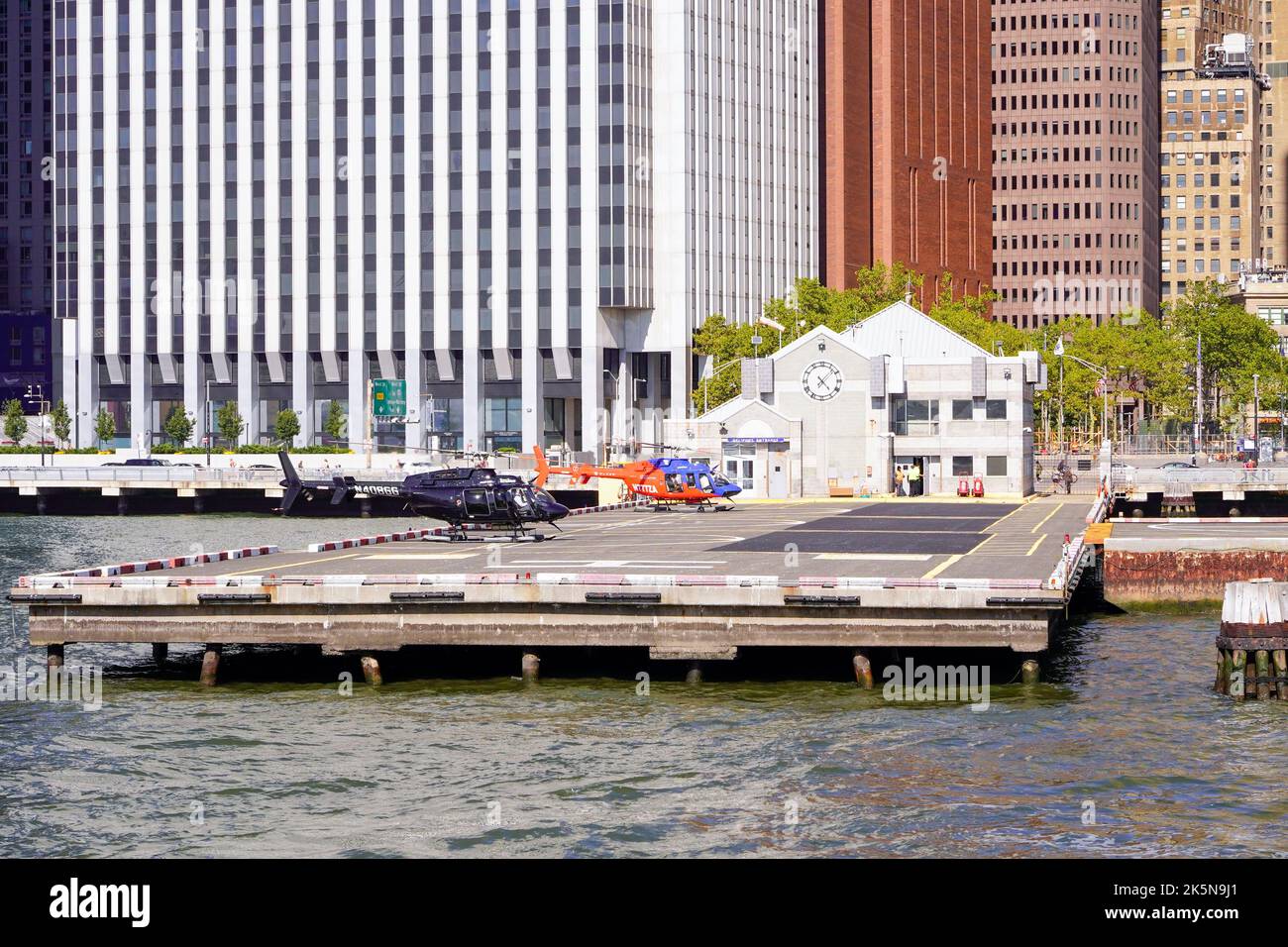 Lower manhattan helicopter terminal hi-res stock photography and images ...