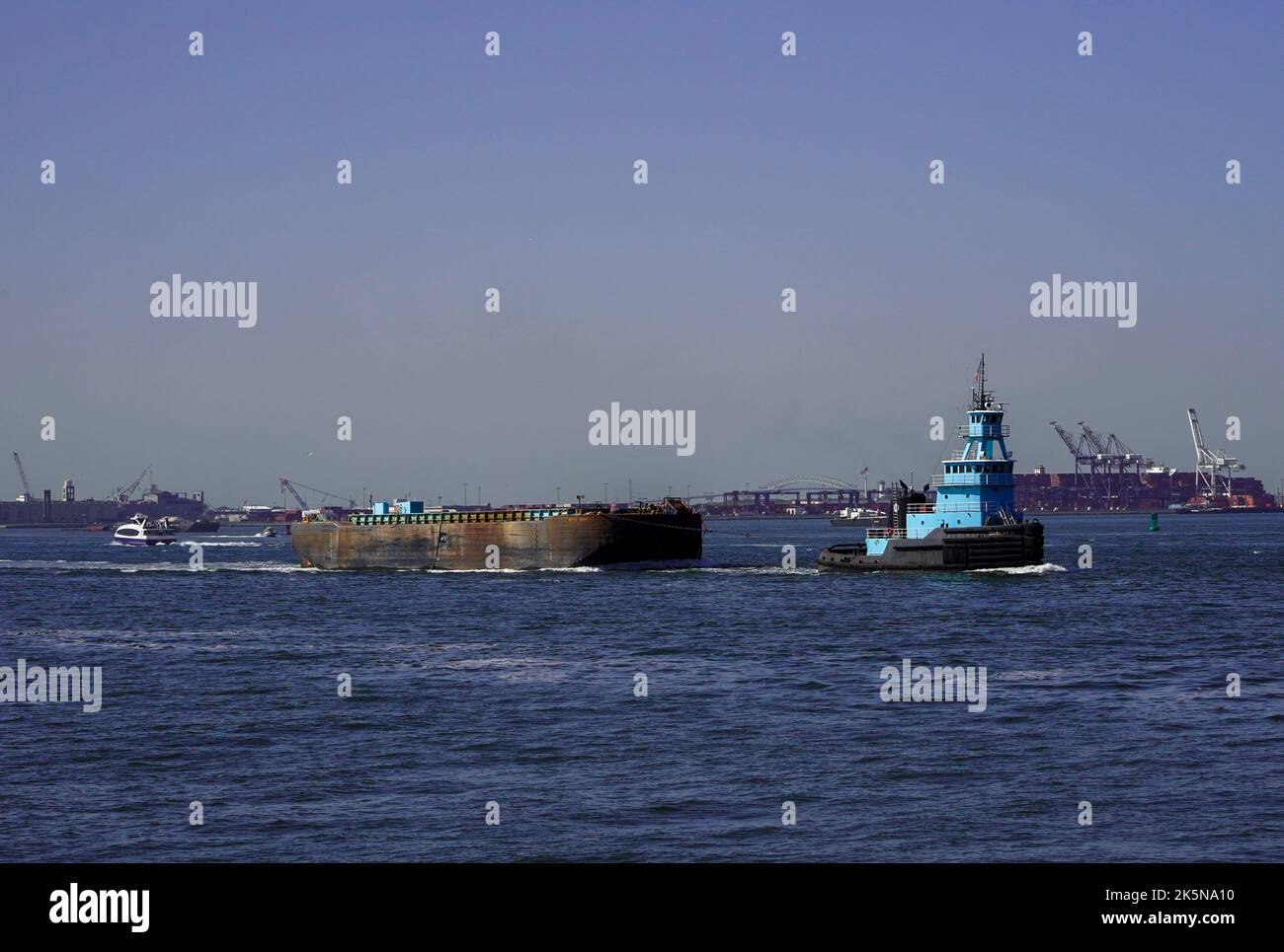 New York, USA. 10/0702022 New York City, NY Tug boat and barge on the ...