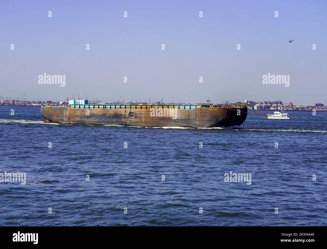 New York, USA. 10/0702022 New York City, NY Tug boat and barge on the ...