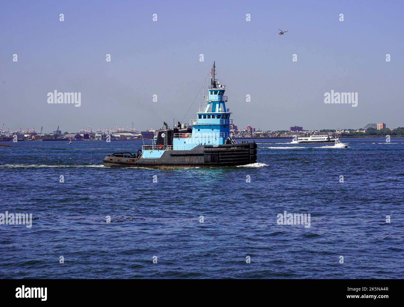 New York, USA. 10/0702022 New York City, NY Tug boat and barge on the ...