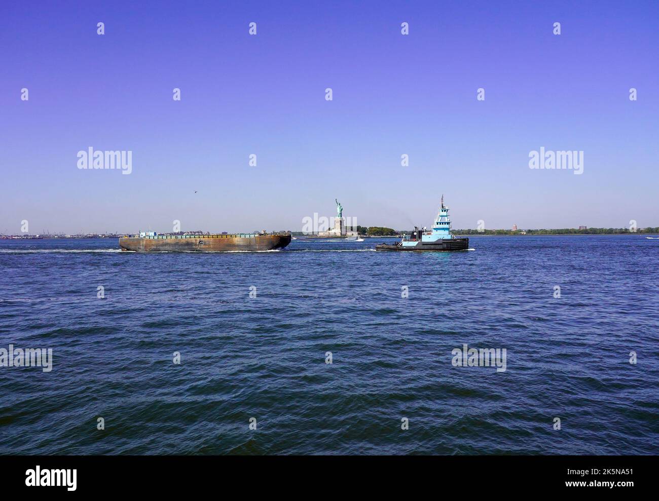 New York, USA. 10/0702022 New York City, NY Tug boat and barge on the ...