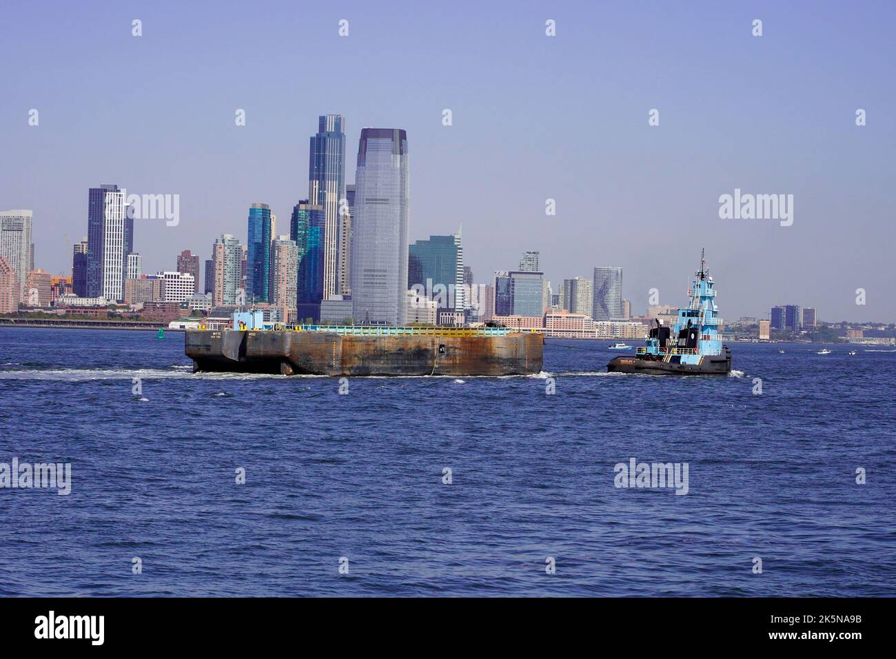 New York, USA. 10/0702022 New York City, NY Tug boat and barge on the ...