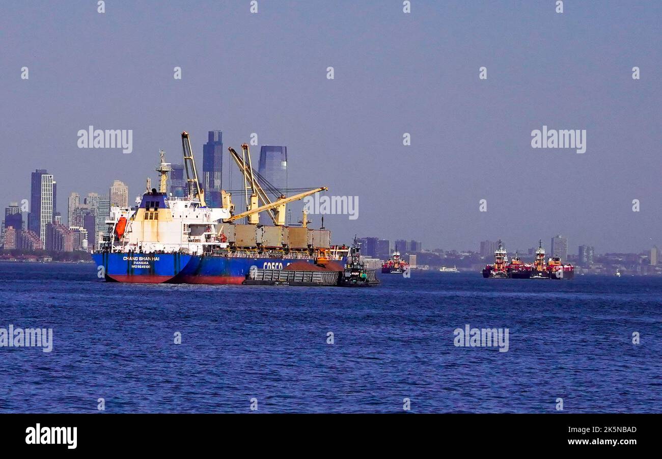 Cargo ship on hudson river hi-res stock photography and images - Alamy