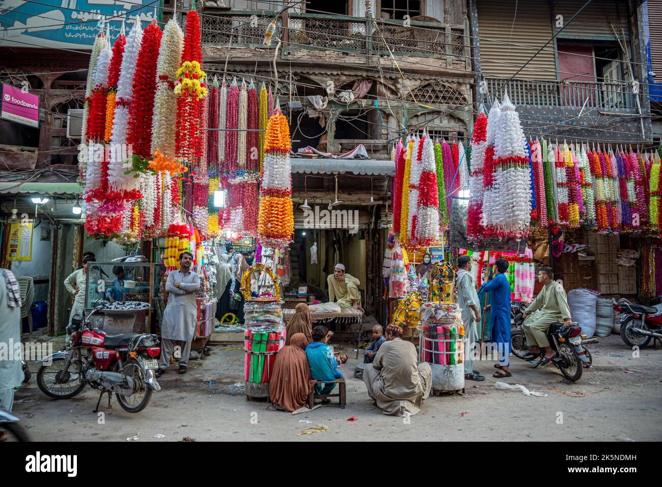 Street market shops in Peshawar, Khyber Pakhtunkhwa Province, Pakistan ...