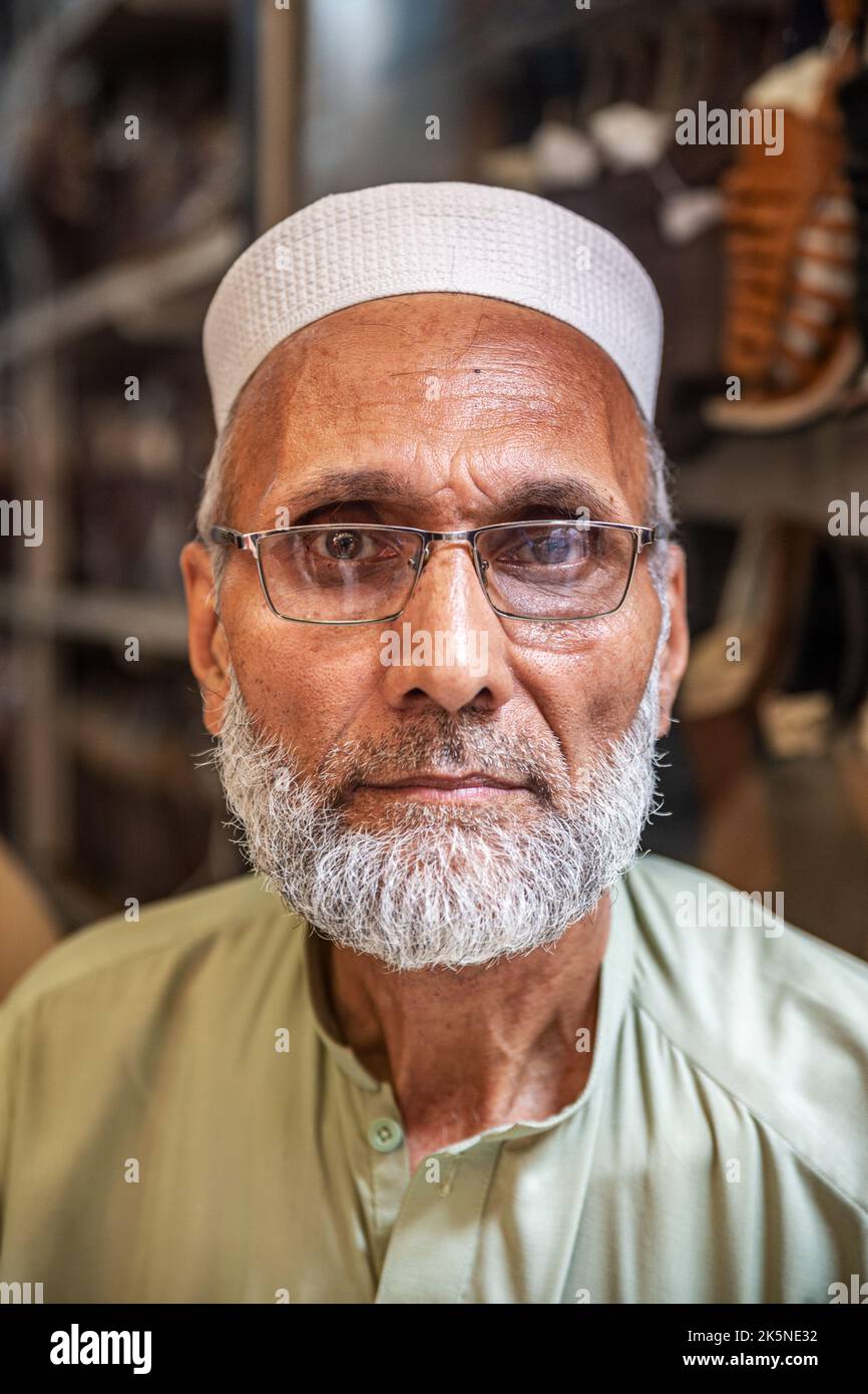 Old man grey beard glasses hi-res stock photography and images - Alamy
