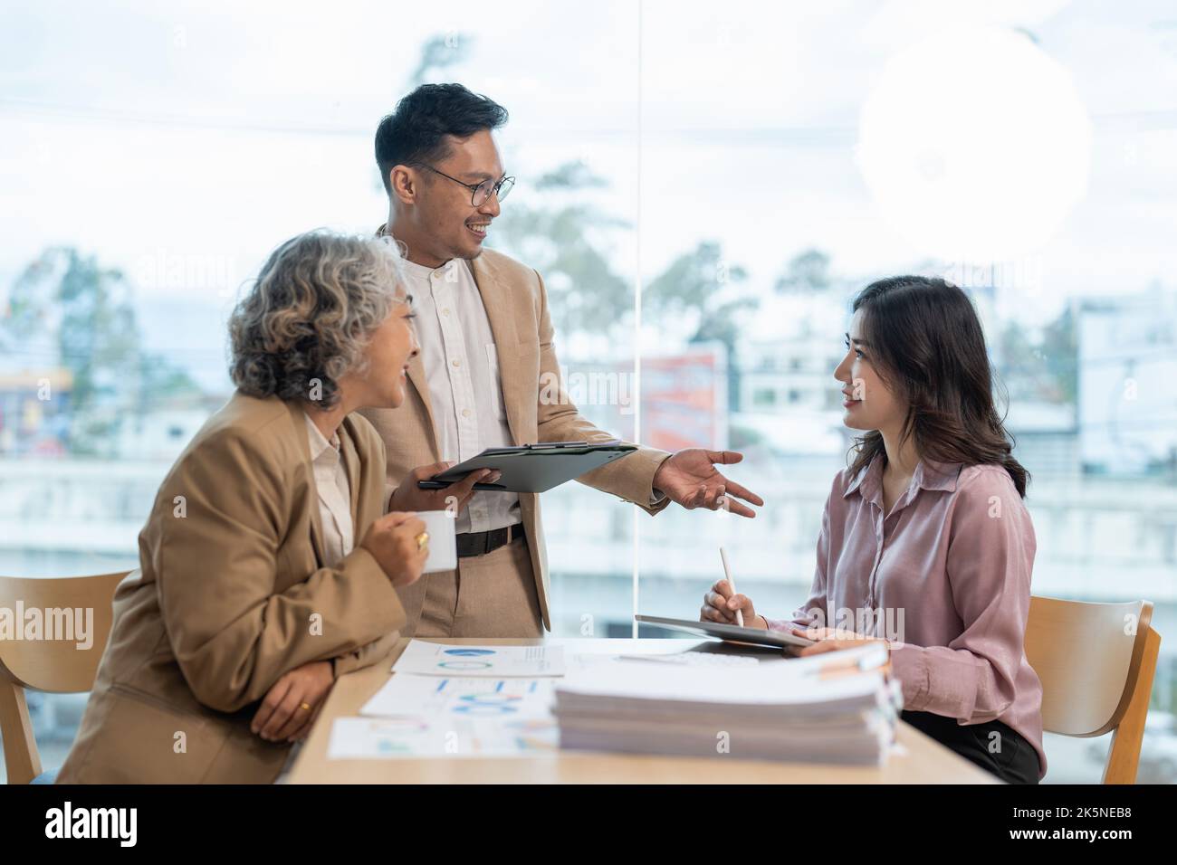 Asian boss hi-res stock photography and images - Alamy