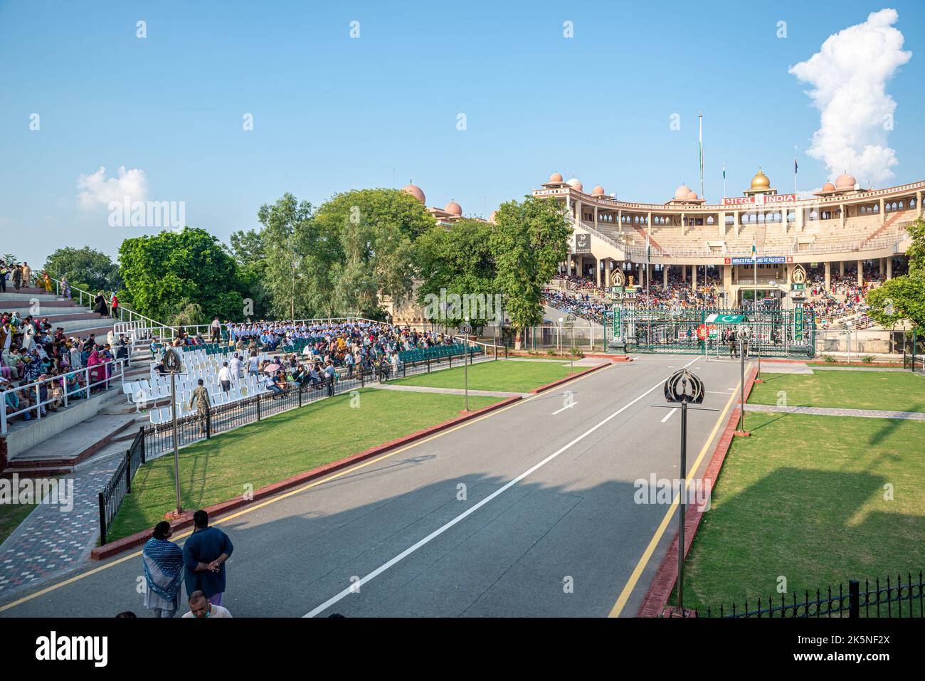 Lowering of the flag ceremony, Wagah border, Pakistan Stock Photo - Alamy