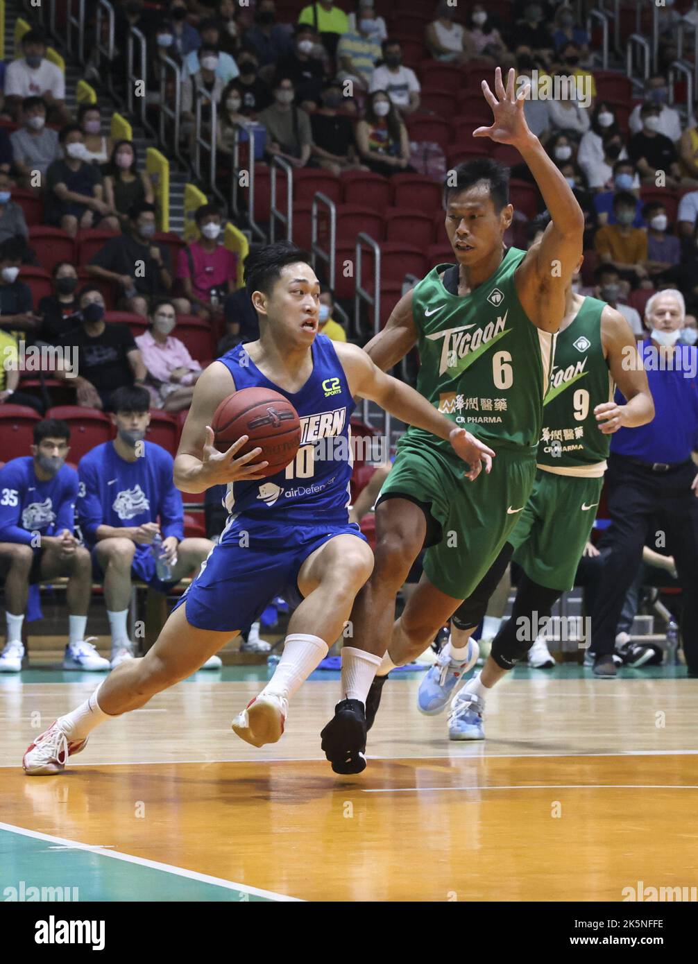 Eastern Long Lions #10 Ricky Yang (L) manoeuvres the ball past Fong ...