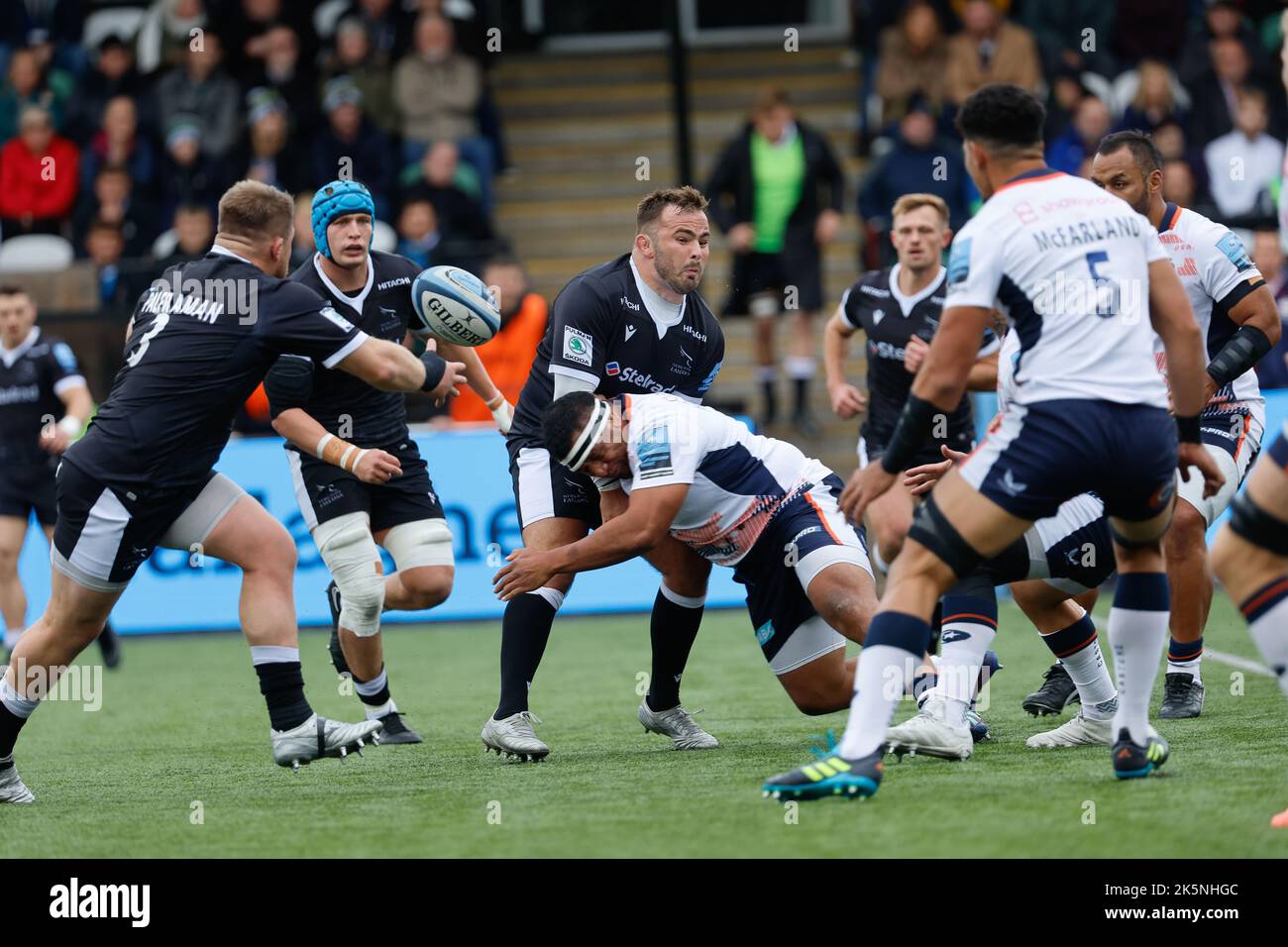 George mcguigan of newcastle falcons offloads hi-res stock photography ...