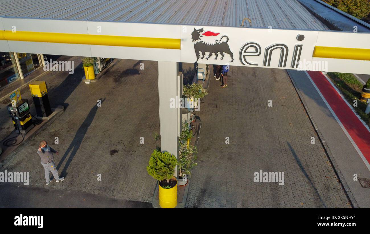 Shell petrol station night in hi-res stock photography and images - Alamy