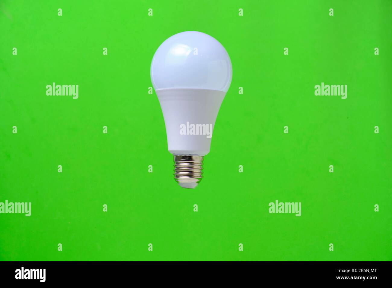 Light bulb green background hi-res stock photography and images - Alamy
