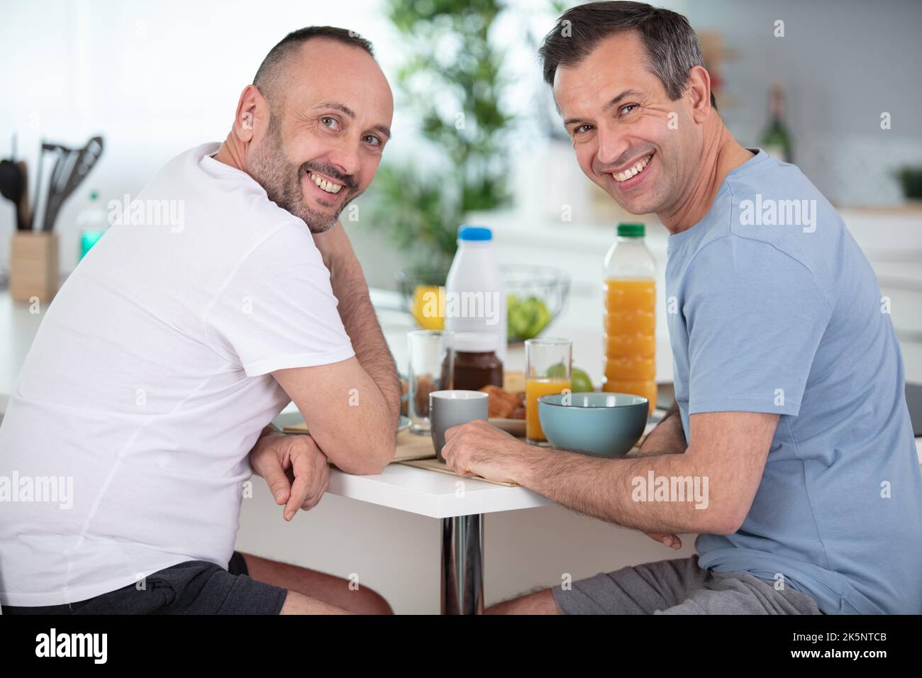 Gay friends cafe hi-res stock photography and images - Alamy