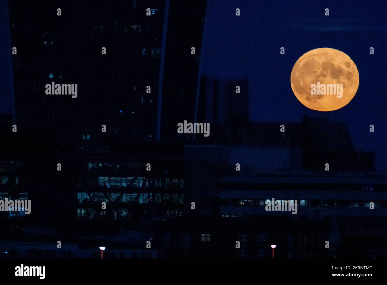 London, UK. 9 October 2022. UK Weather – The full moon rises over the ...