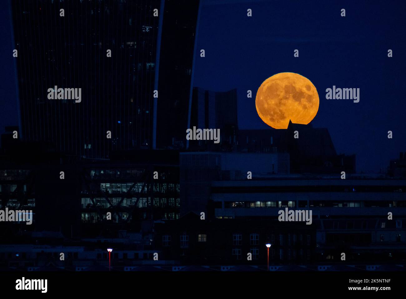 London, UK. 9 October 2022. UK Weather – The full moon rises over the ...