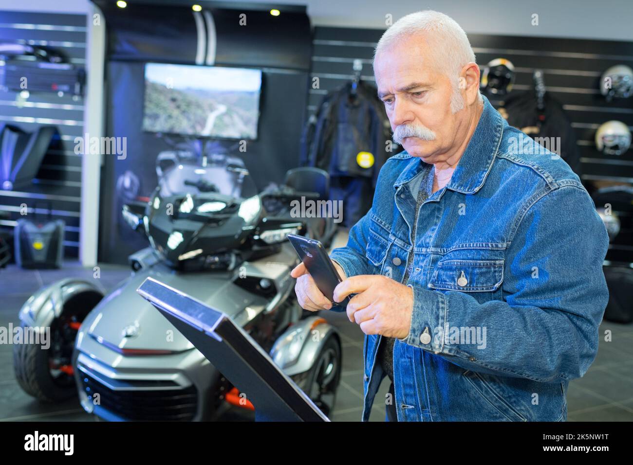 Reading qr code hi-res stock photography and images - Alamy