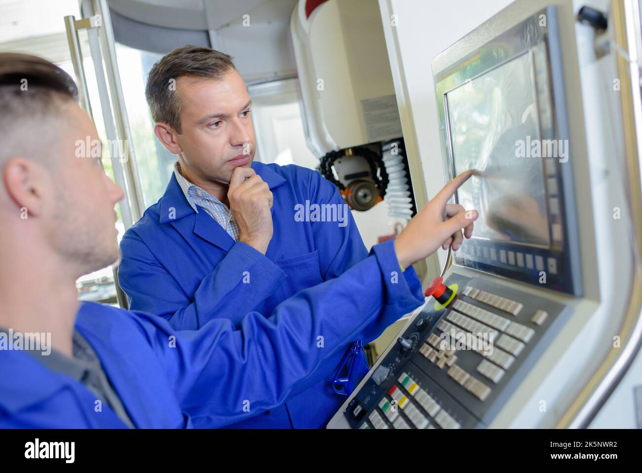 Two men workers discuss hi-res stock photography and images - Alamy