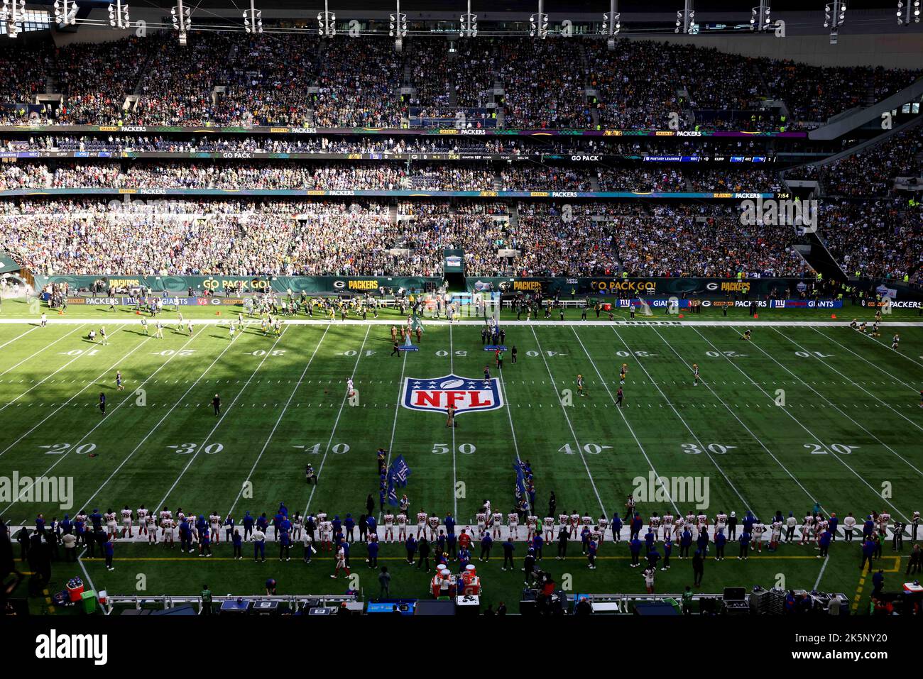 American footballers line hi-res stock photography and images - Alamy