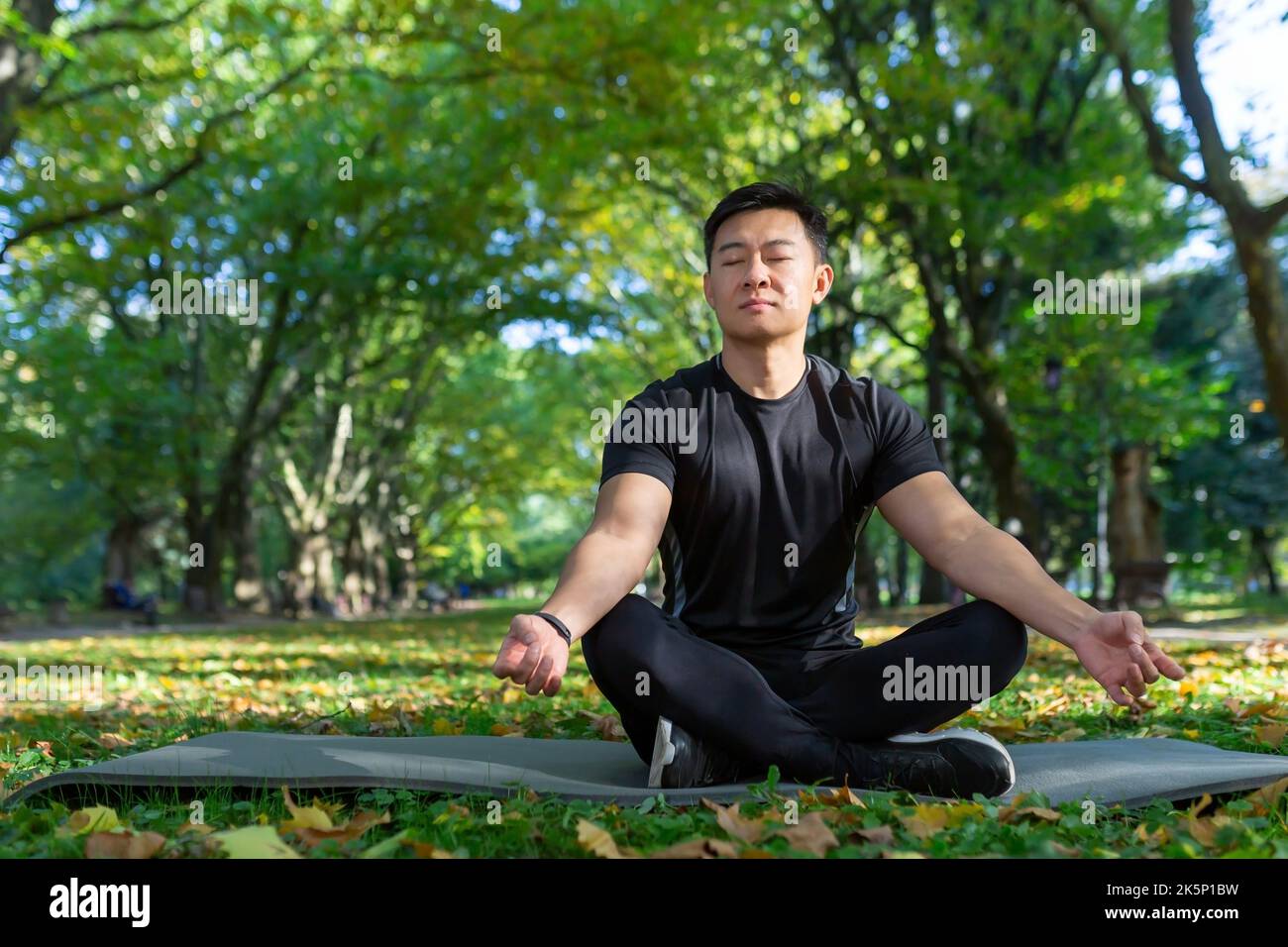 Chinese people doing sport exercises hi-res stock photography and ...