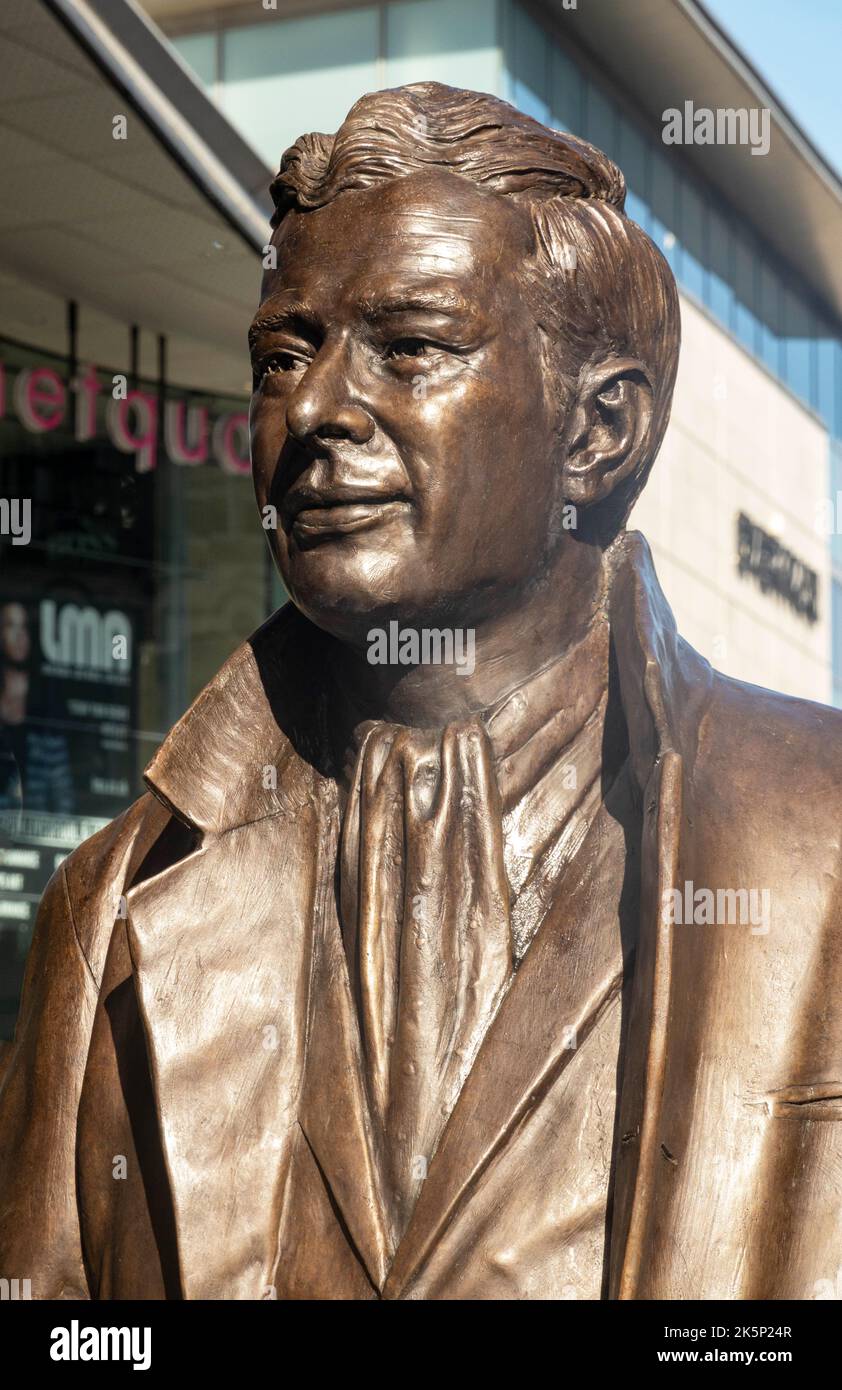 Andy edwards sculpture hi-res stock photography and images - Alamy