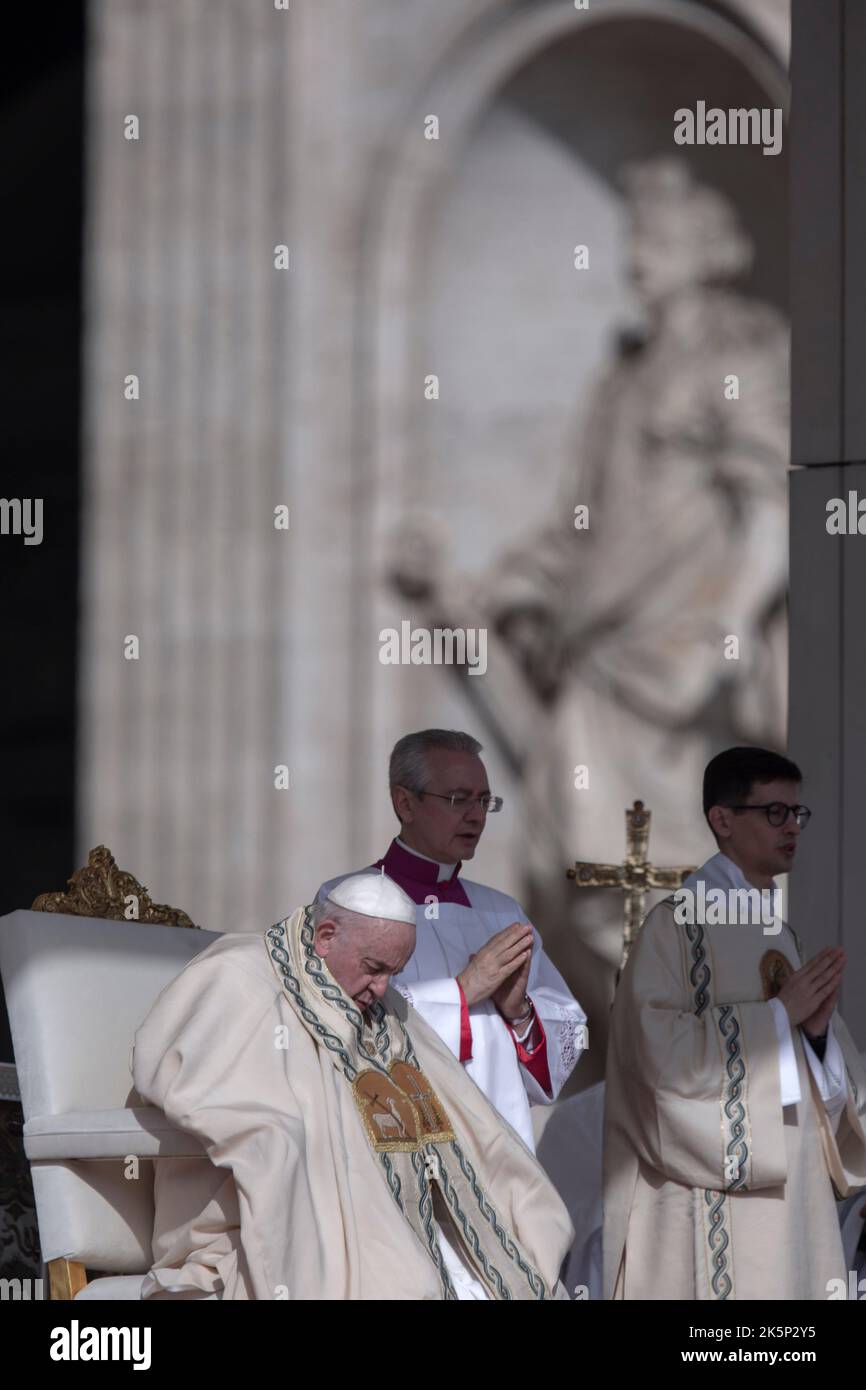 Pope Francis celebrates a mass for the canonization of two new saints ...