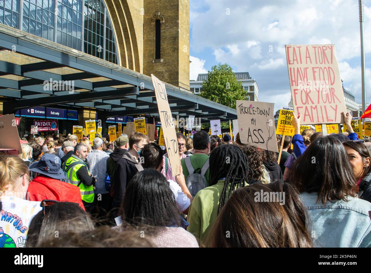 KINGS CROSS, LONDON, ENGLAND- 1 October 2022: RMT protesting outside ...