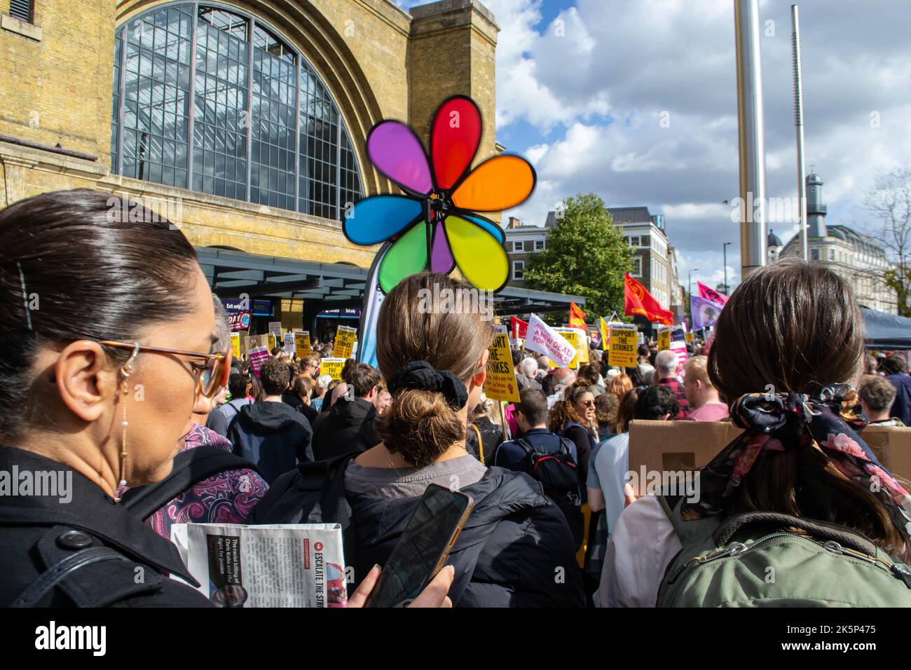 KINGS CROSS, LONDON, ENGLAND- 1 October 2022: RMT protesting outside ...