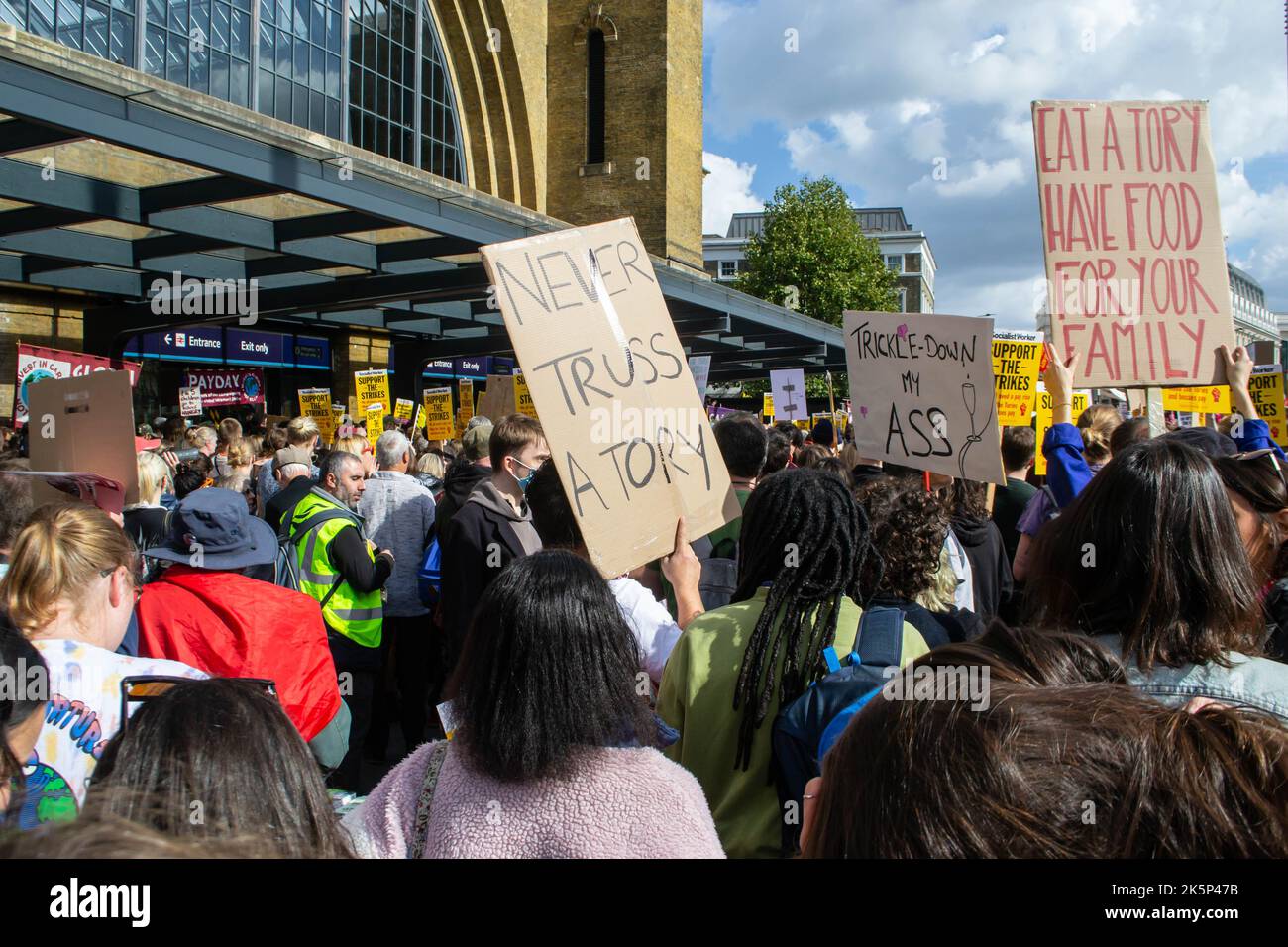 KINGS CROSS, LONDON, ENGLAND- 1 October 2022: RMT protesting outside ...