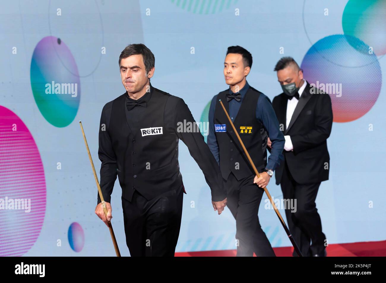 Ronnie O'Sullivan (L) and Marco Fu (C) seen during the final match of ...