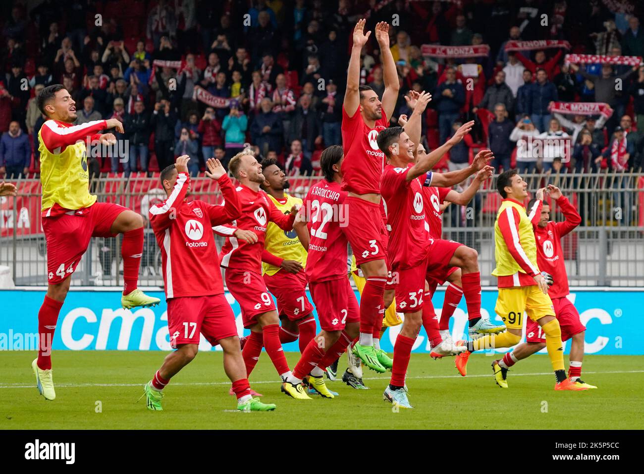 Team of AC Monza win celebrate during the Italian championship Serie A ...