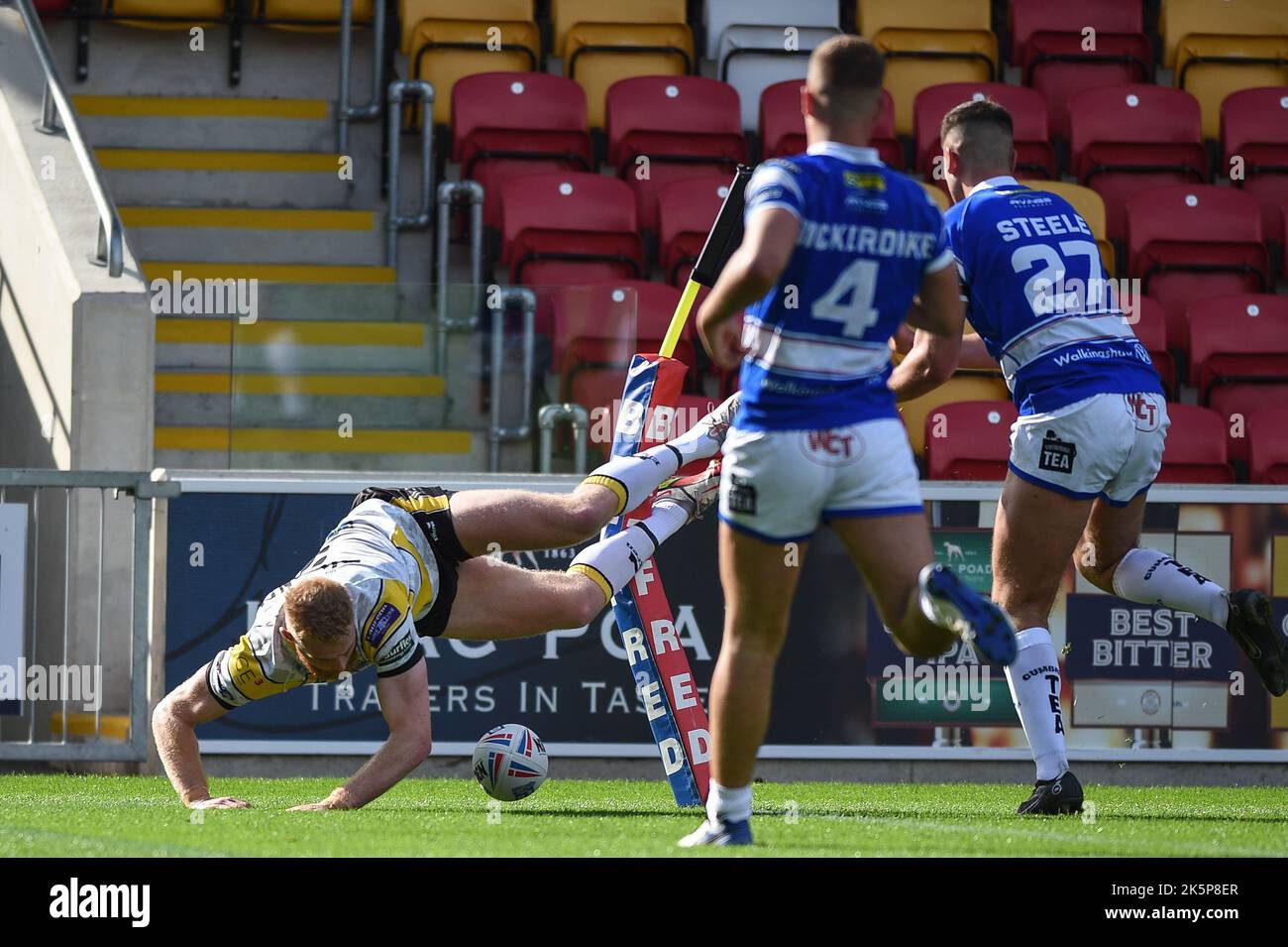 York, England -11th September 2022 - Joe Brown of York Knights scores a ...