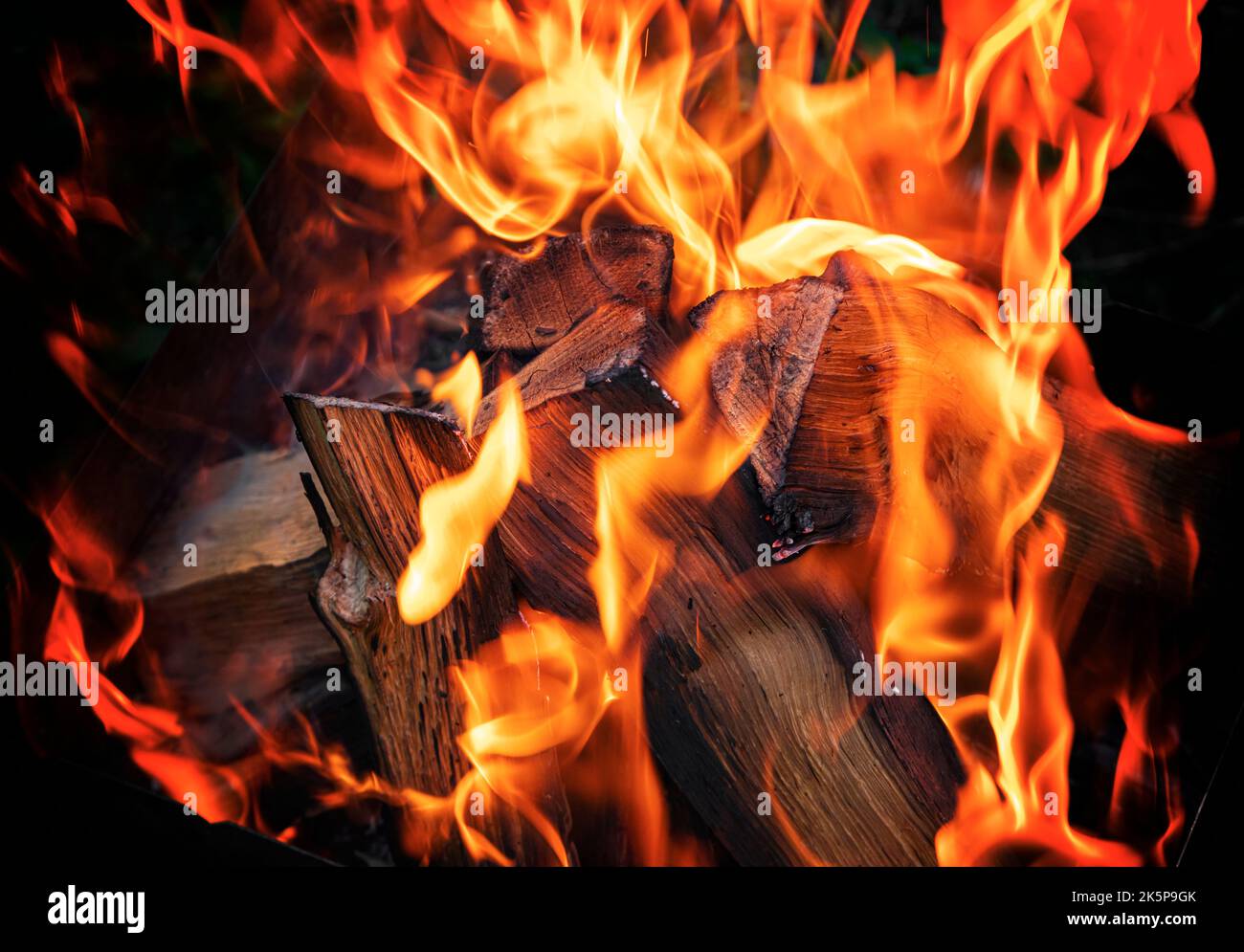 Burning wood in a fire. Fire Stock Photo - Alamy