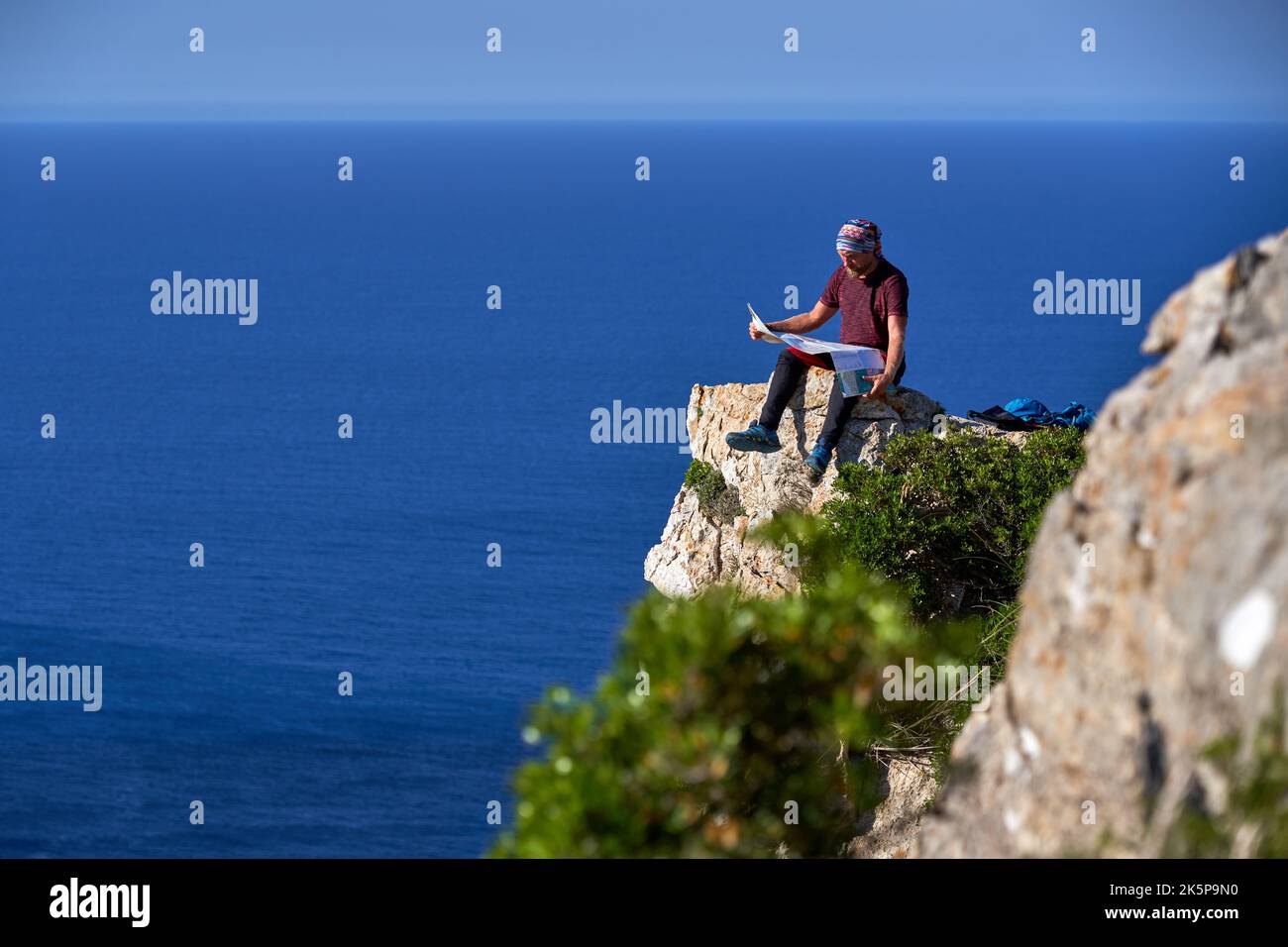 Paper map reading hi-res stock photography and images - Alamy