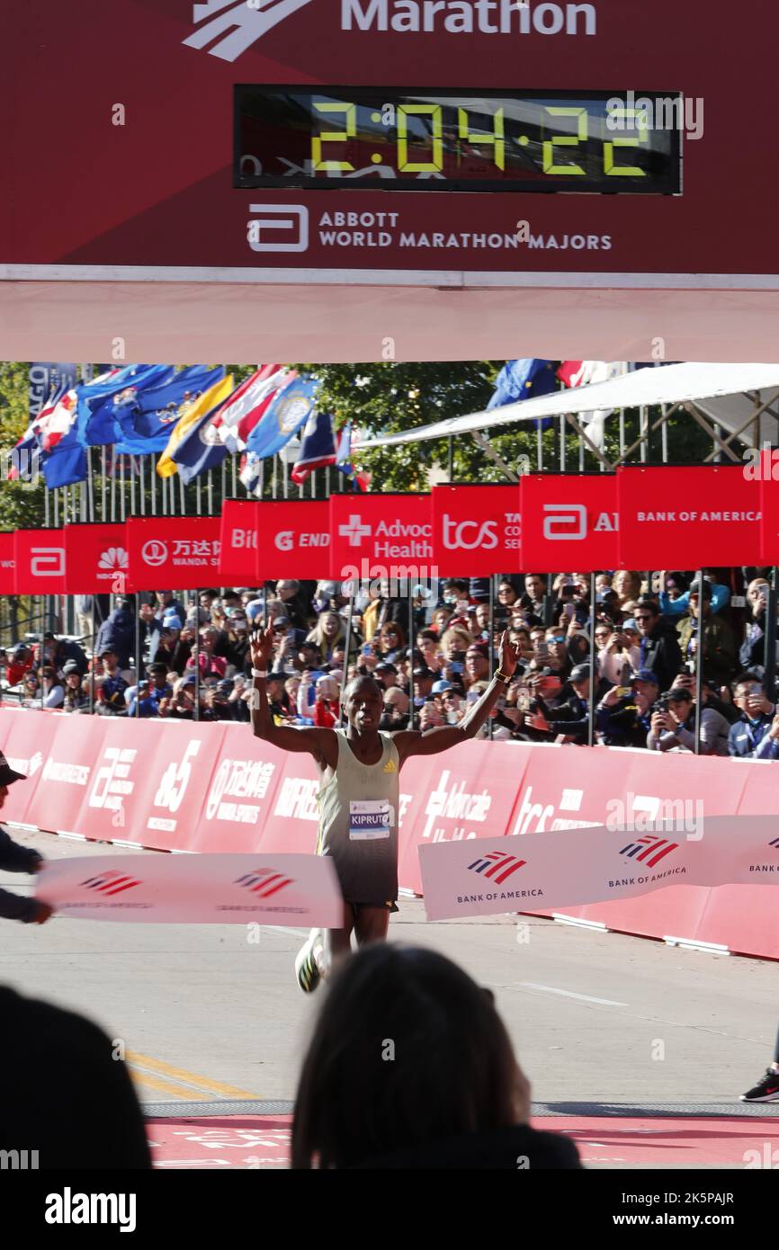 Chicago, Illinois, USA. 9th Oct, 2022. Kenyan runner BENSON KIPRUTO ...