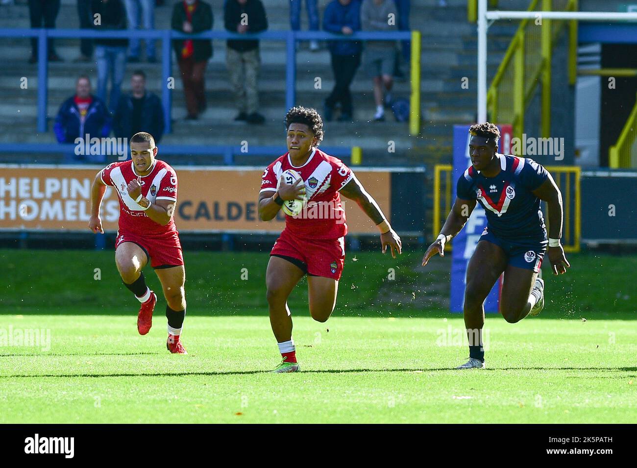 Halifax, England -8th October 2022 - Tesi Niu of Tonga makes a break ...