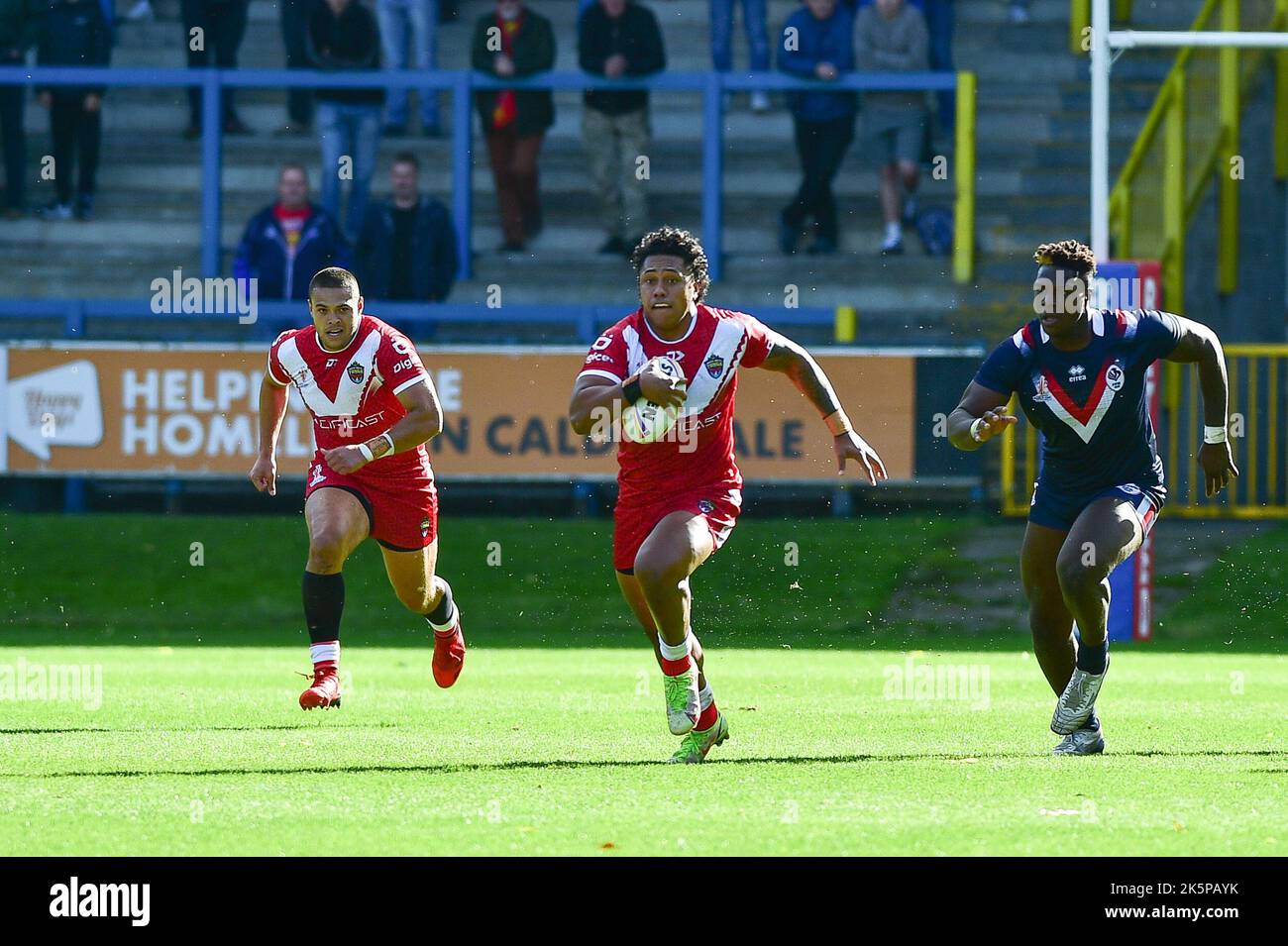 Halifax, England -8th October 2022 - Tesi Niu of Tonga makes a break ...