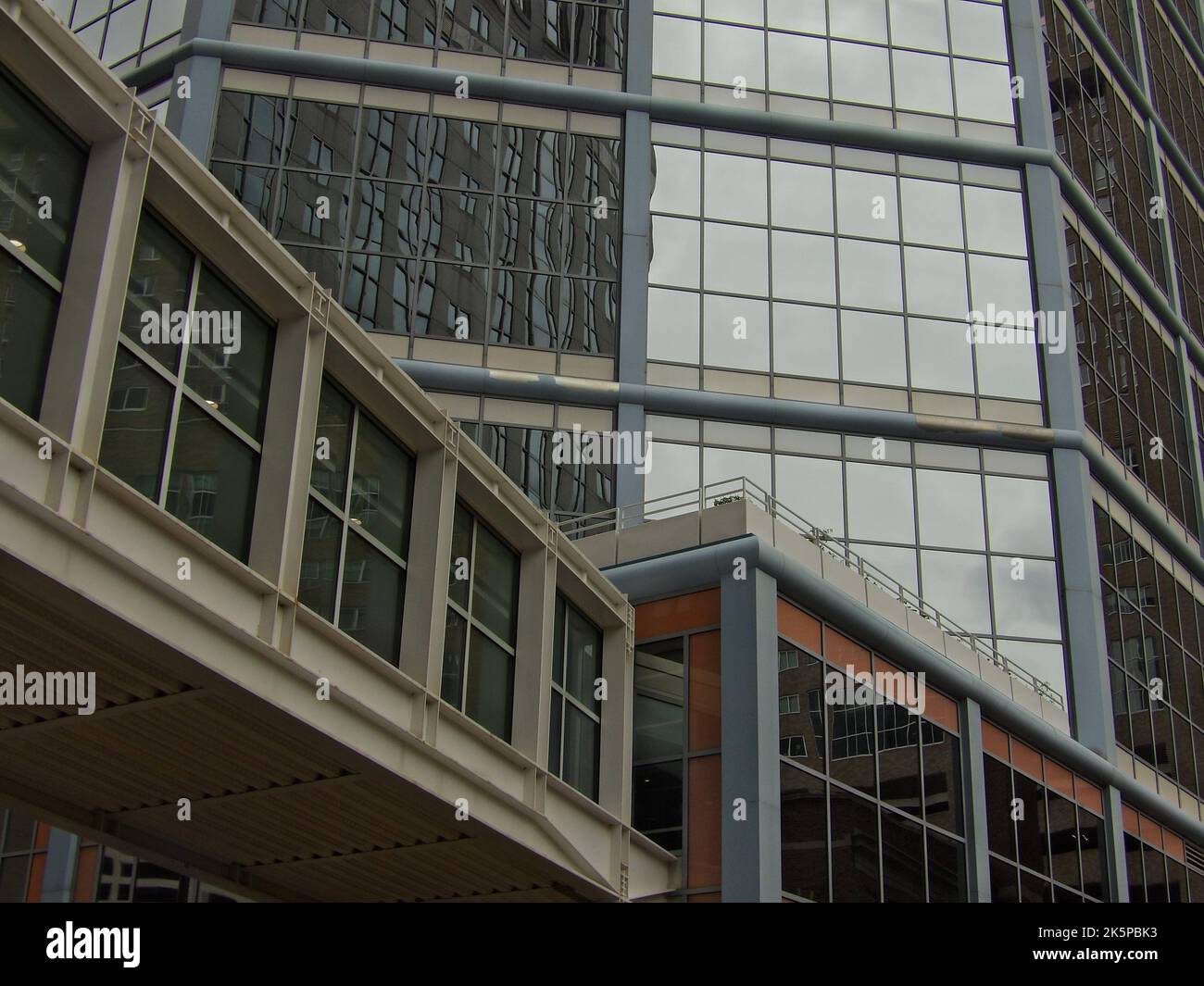 Skywalk between buildings hi-res stock photography and images - Alamy