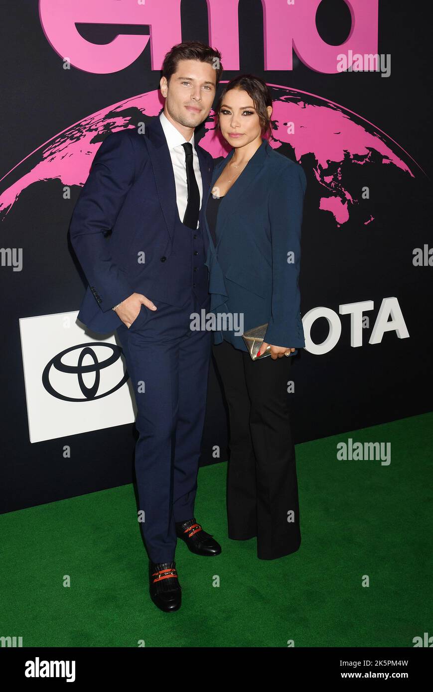 LOS ANGELES, CA - OCTOBER 08: (L-R) Ronen Rubinstein and Jessica Parker ...